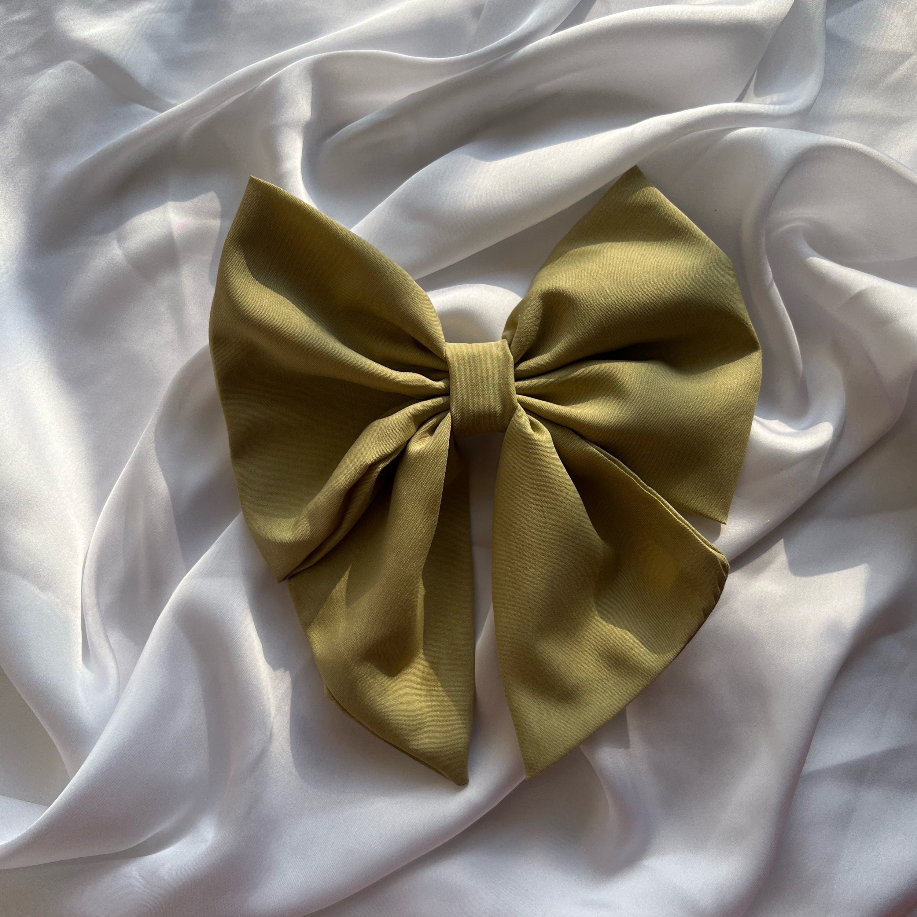 Gold dusg bow clip – Misoki