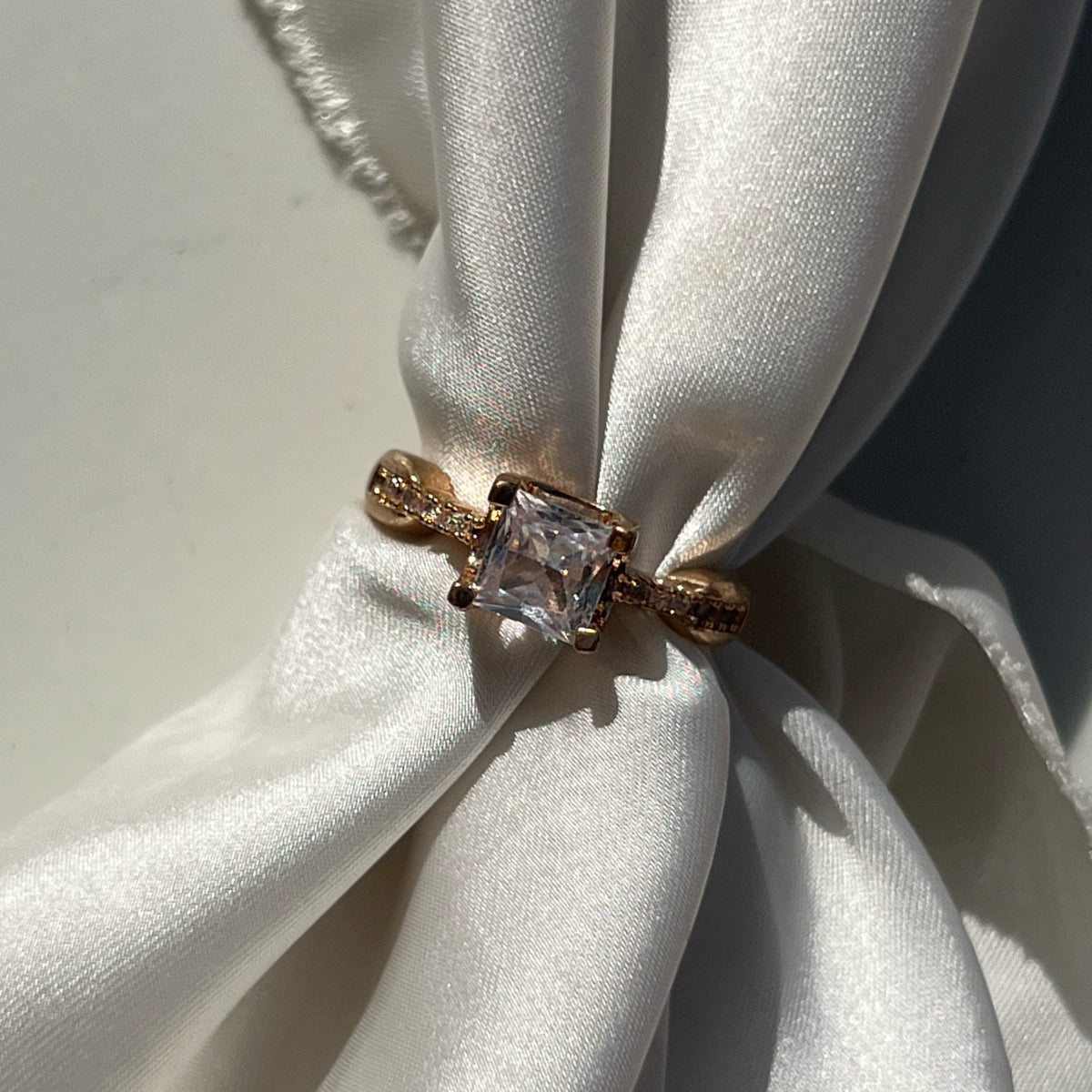 Gold band diamond ring – Misoki