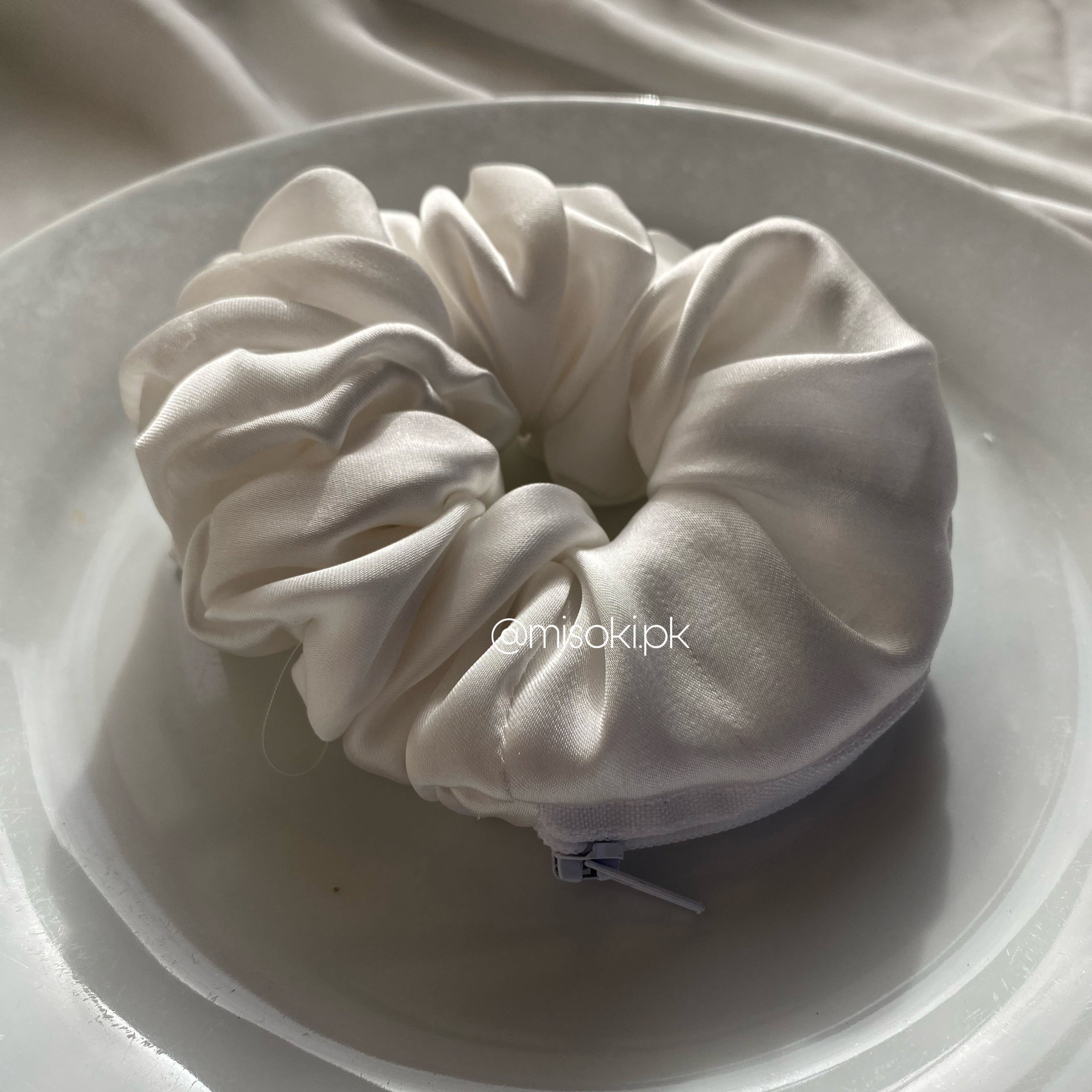Lily white zipper Scrunchie – Misoki