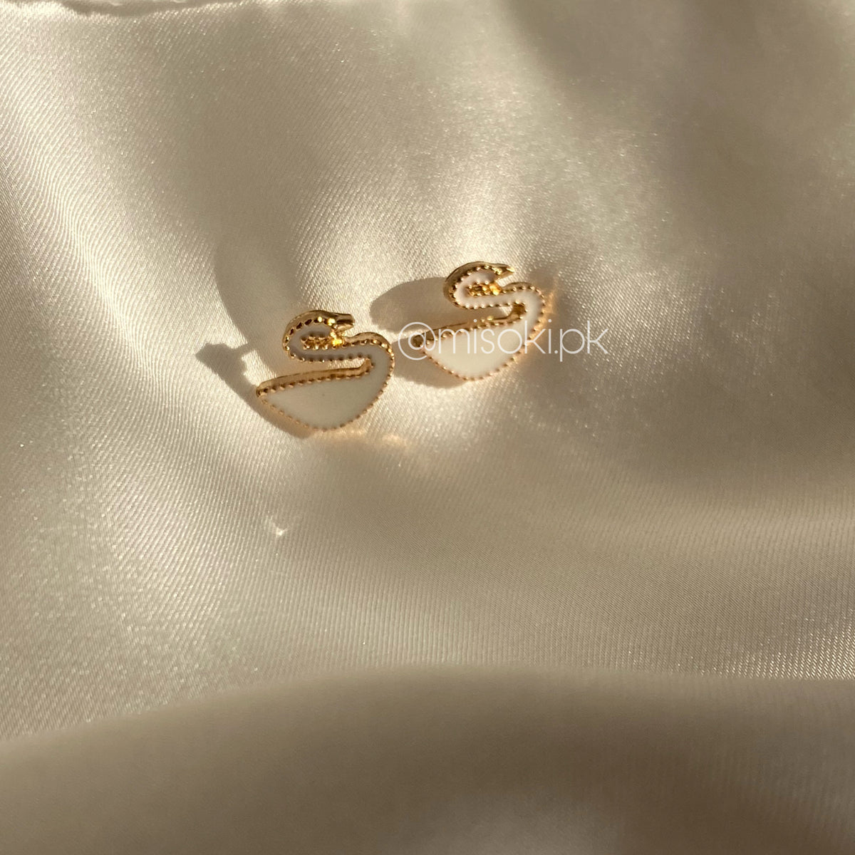 Lily white - swan studs – Misoki