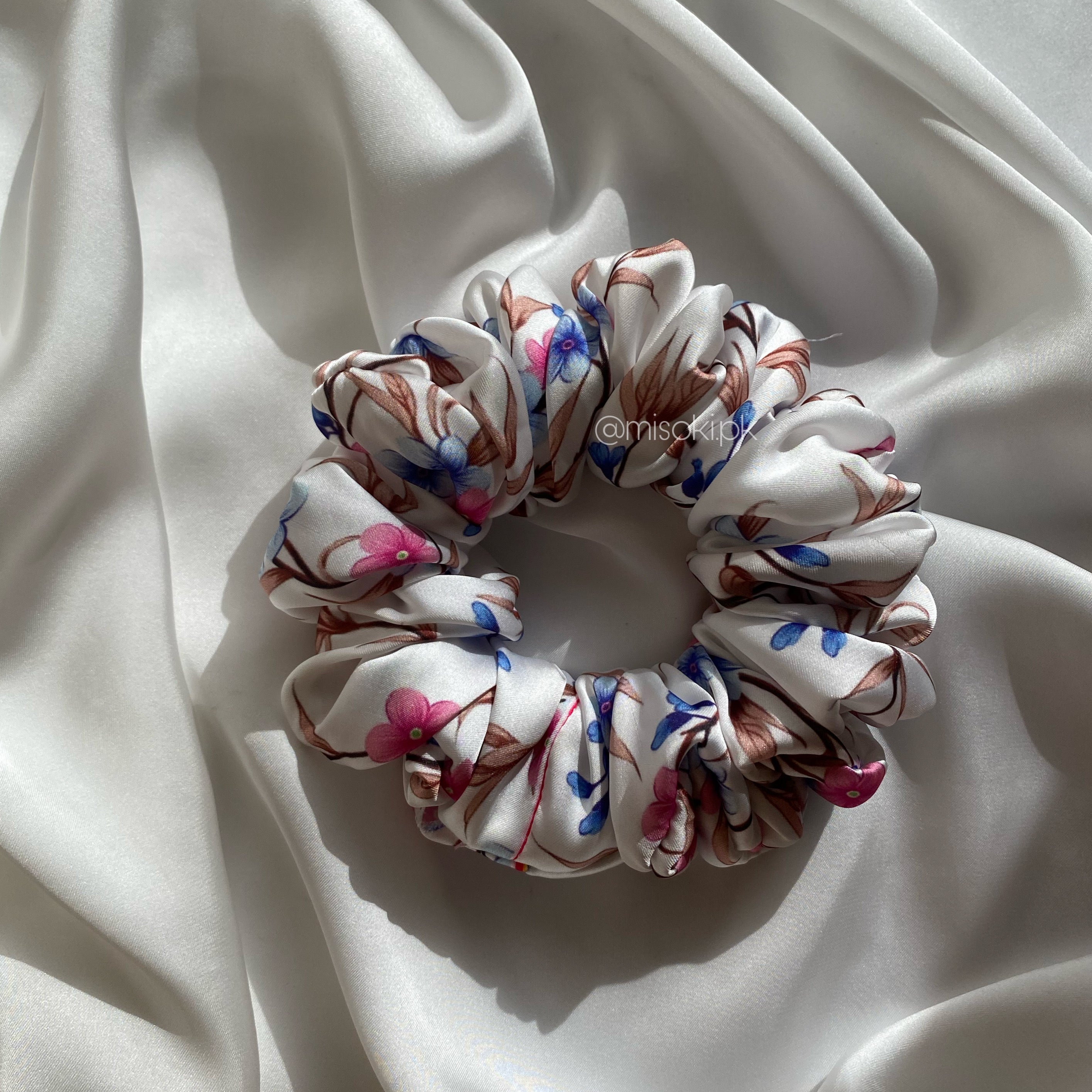 Fiona white Scrunchie – Misoki