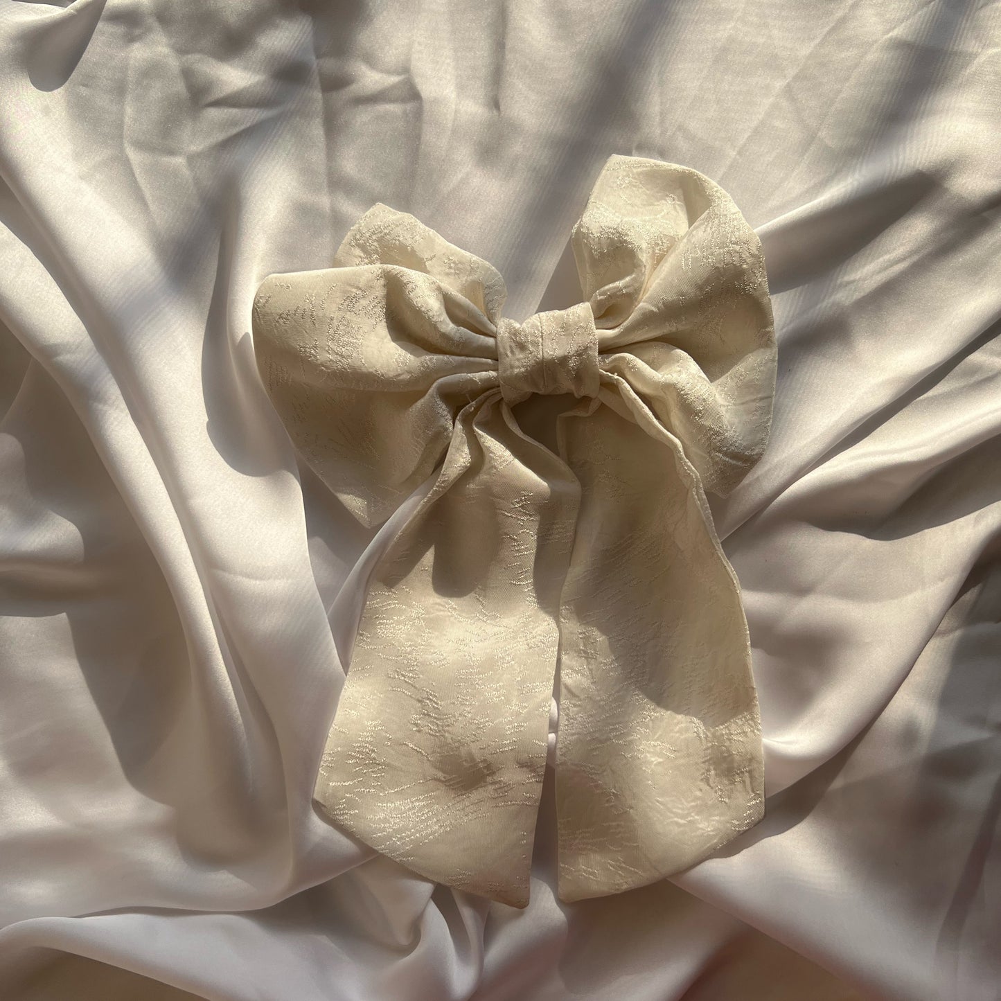 Creme crinkle bow clip – Misoki