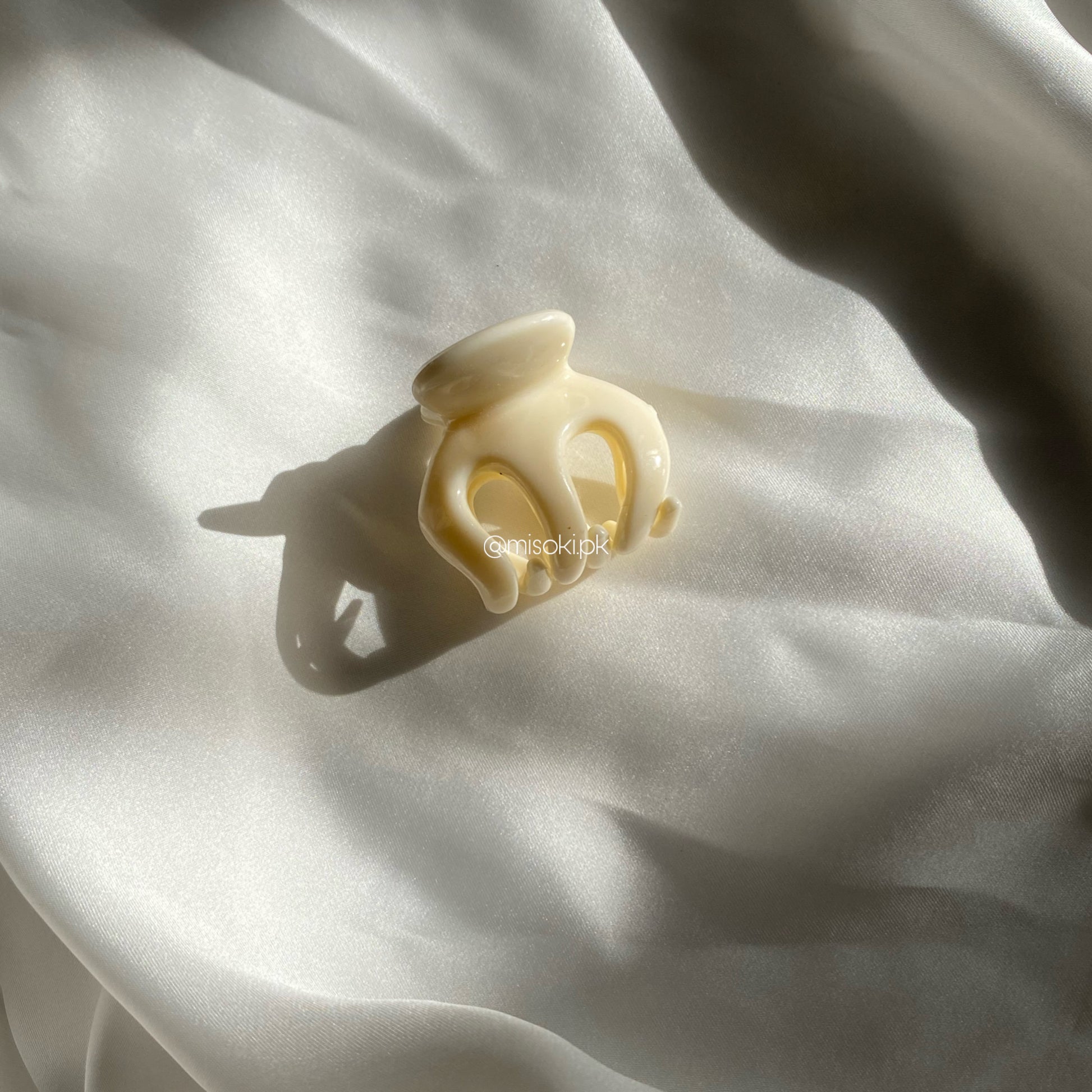 Beige mini claw clip – Misoki