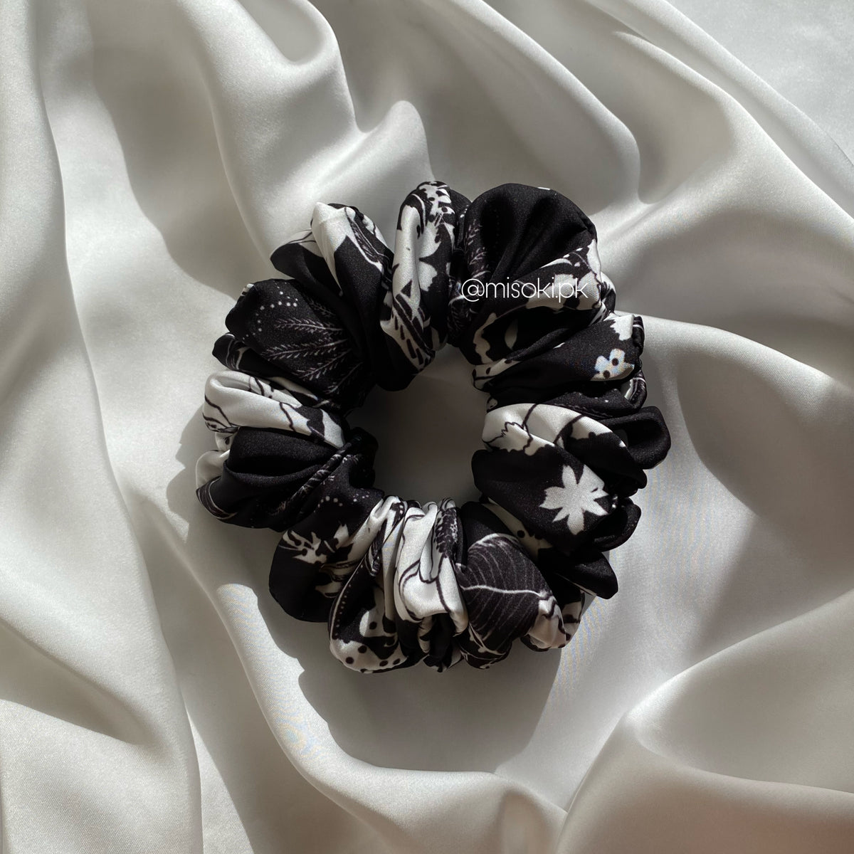Lisa B&W Scrunchie – Misoki